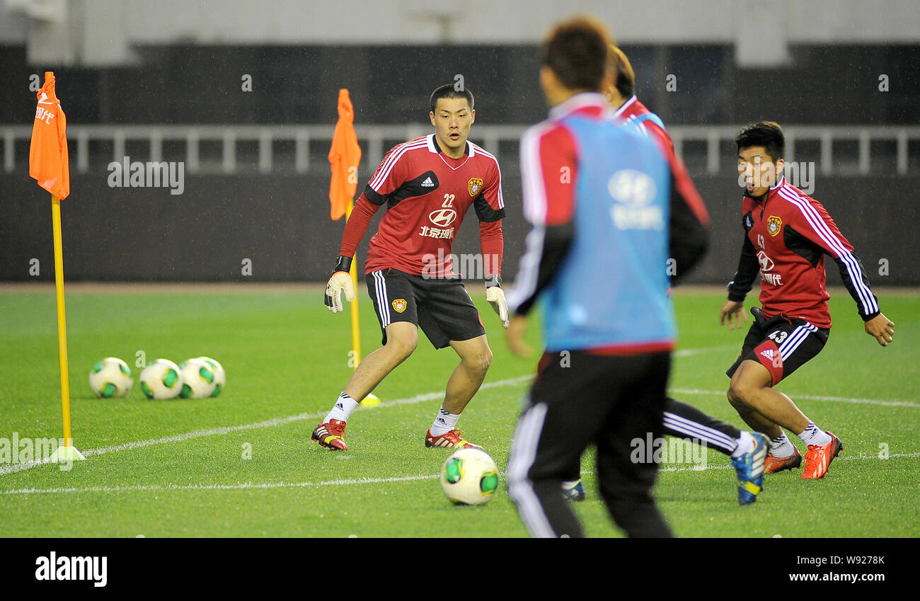 Players of the Chinese national football team take part in a training ...