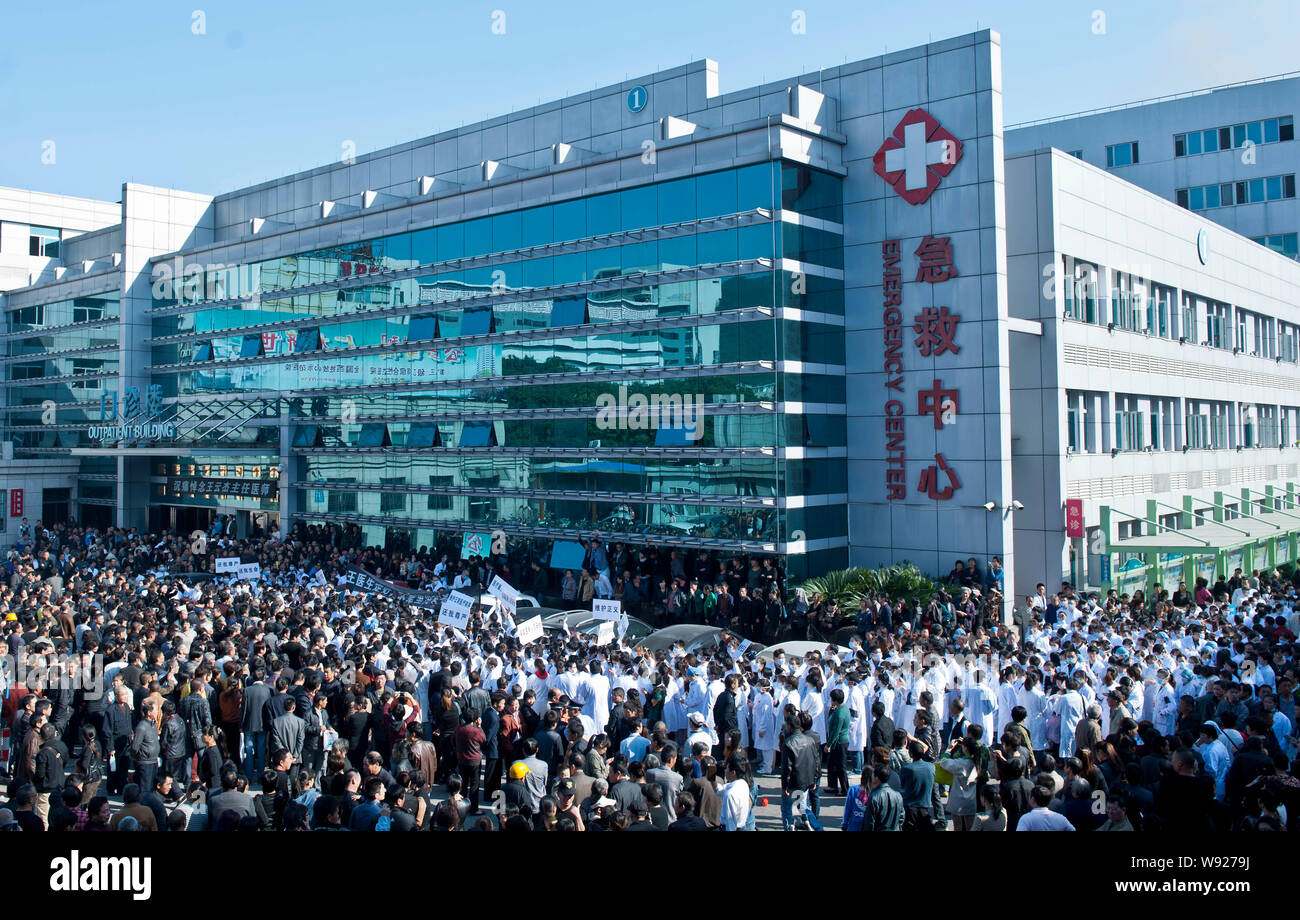 Workers gather hi-res stock photography and images - Alamy