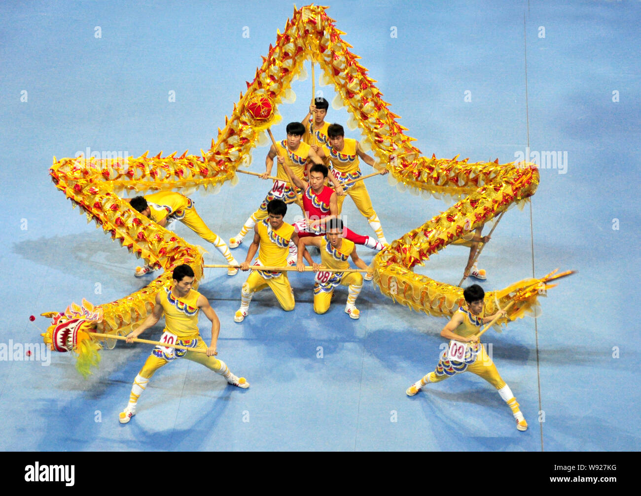 Loong and lion dance hi-res stock photography and images - Alamy