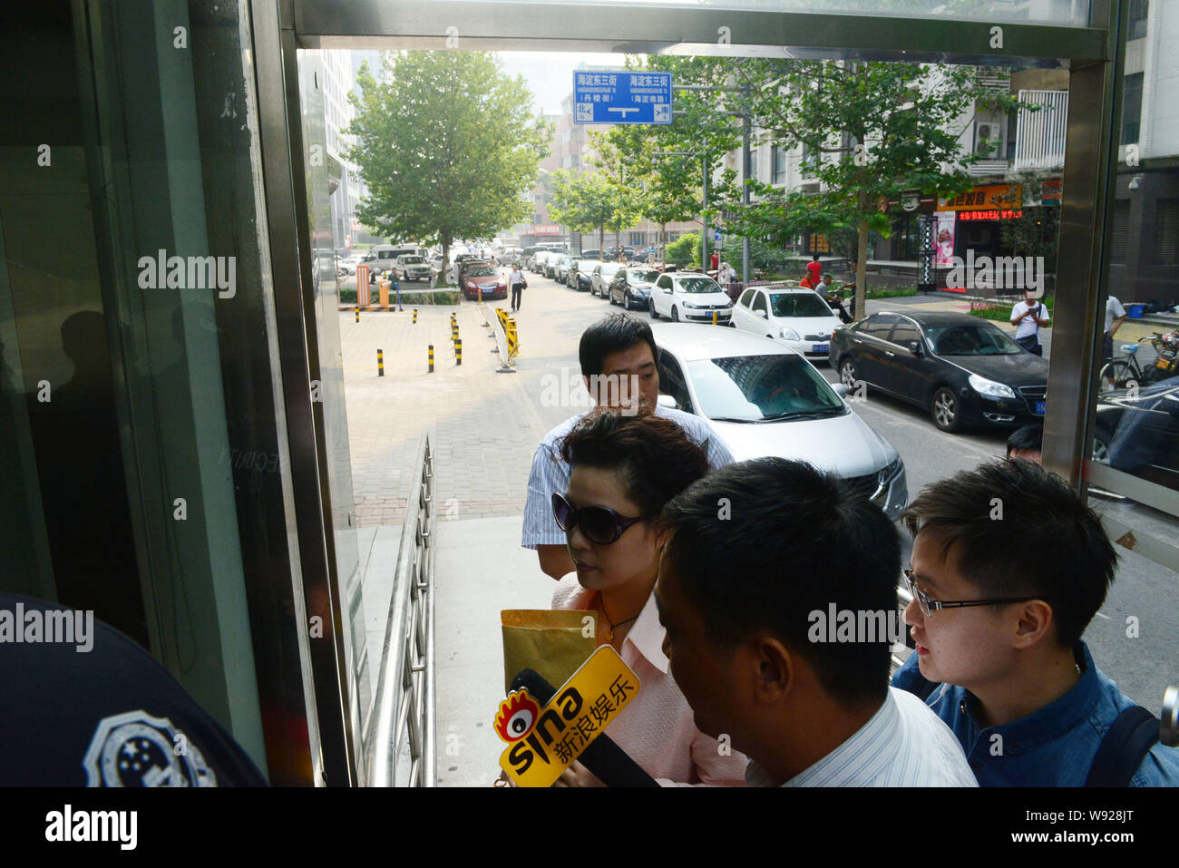 Chinese singer Liu Qingdi, known by her stage name Meng Ge, wife of PLA ...