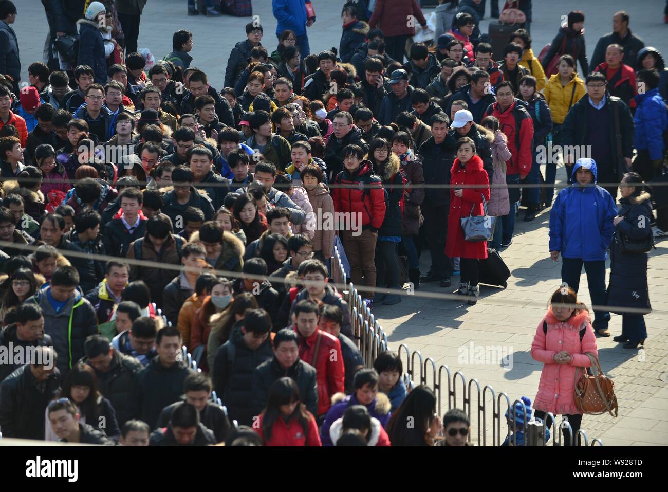 A crowd of Chinese passengers who are back from the Spring Festival ...