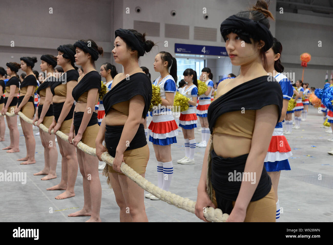 Chinese entertainers perform with ropes to act like boat trackers ...