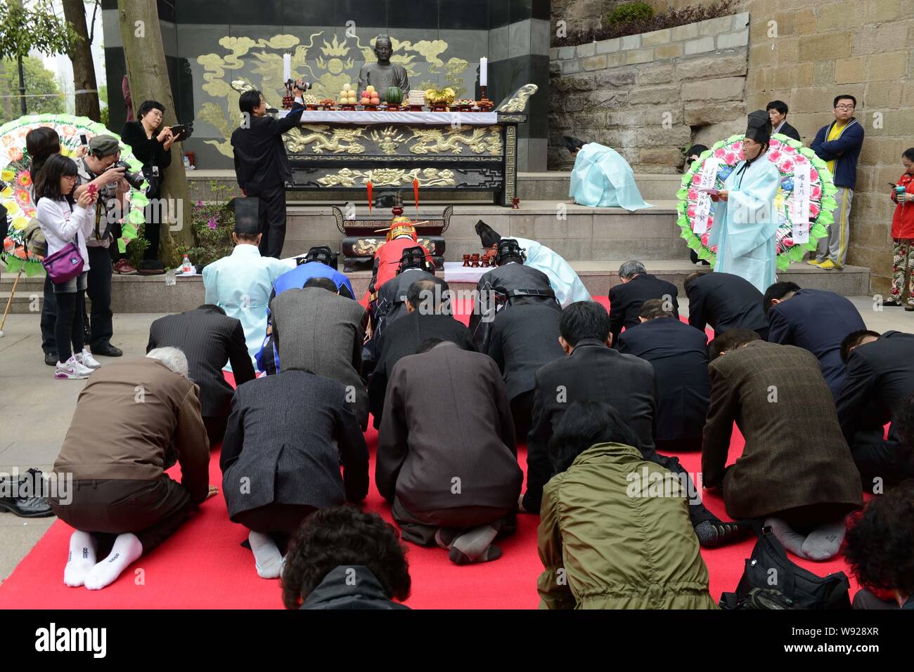 Ming family members from Chinas Hubei province and Korea take part in ...