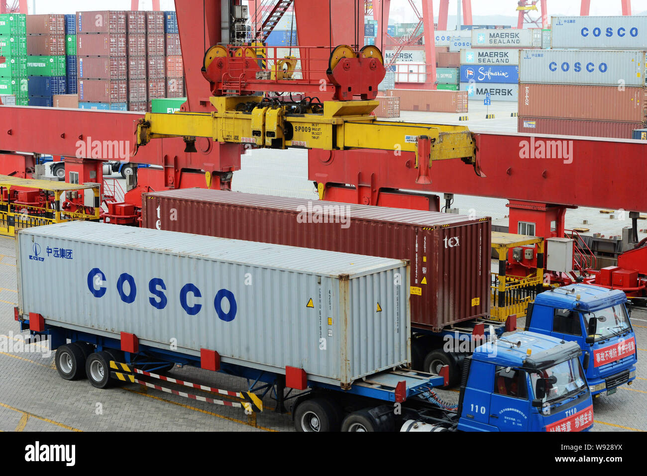 Container lifts hi-res stock photography and images - Alamy