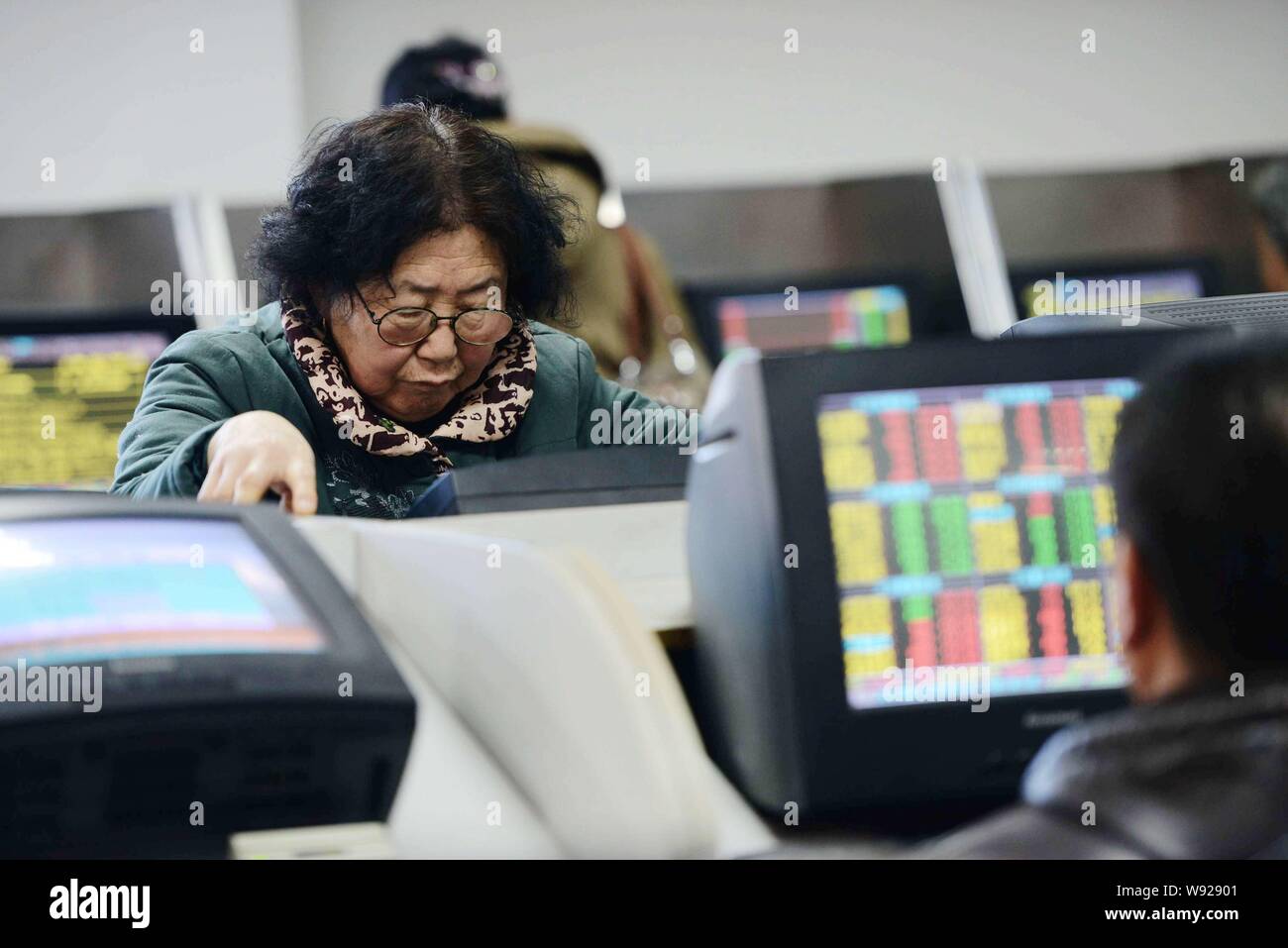 Chinese investors computers hi-res stock photography and images - Alamy