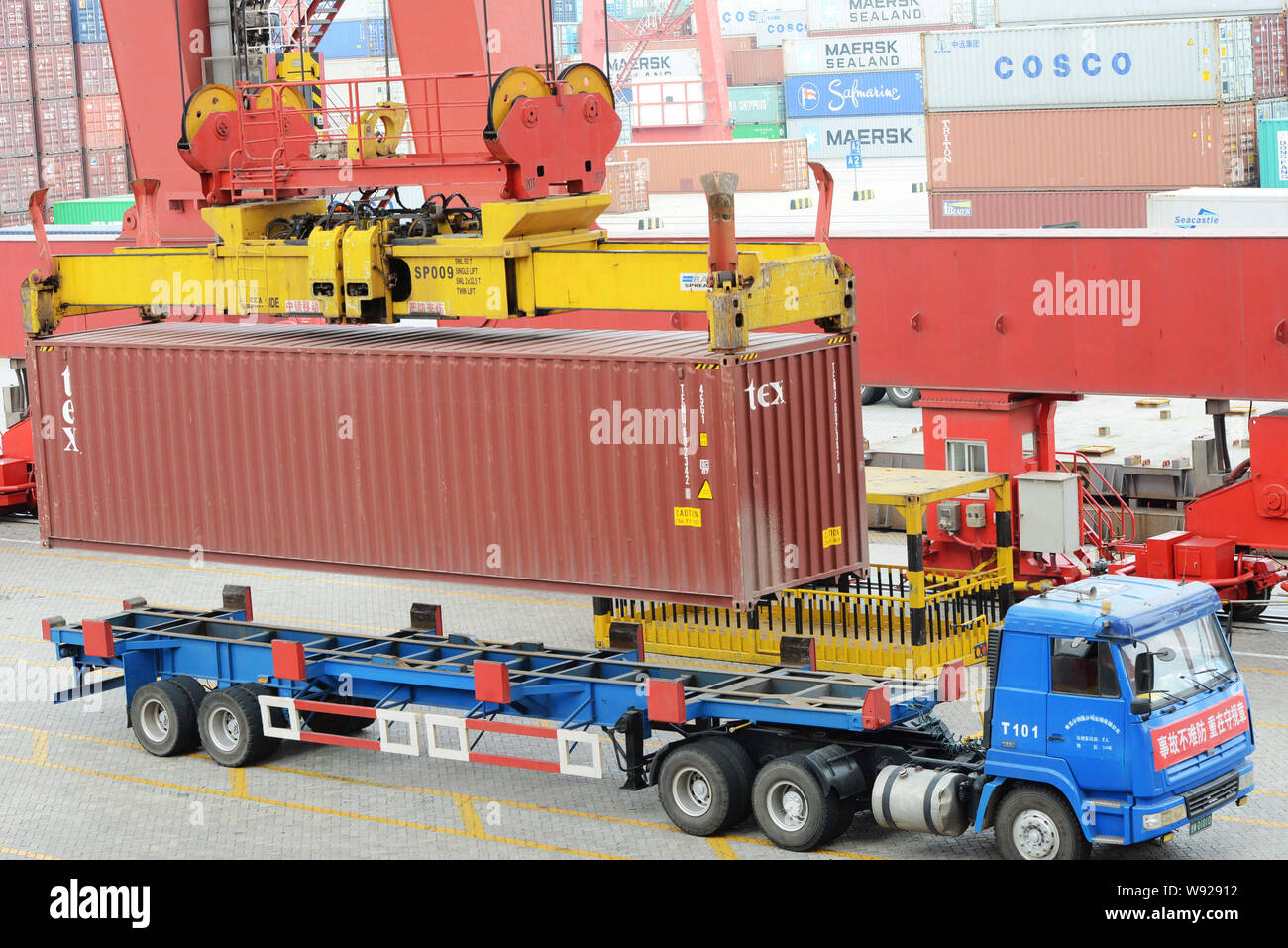 Container lifts hi-res stock photography and images - Alamy