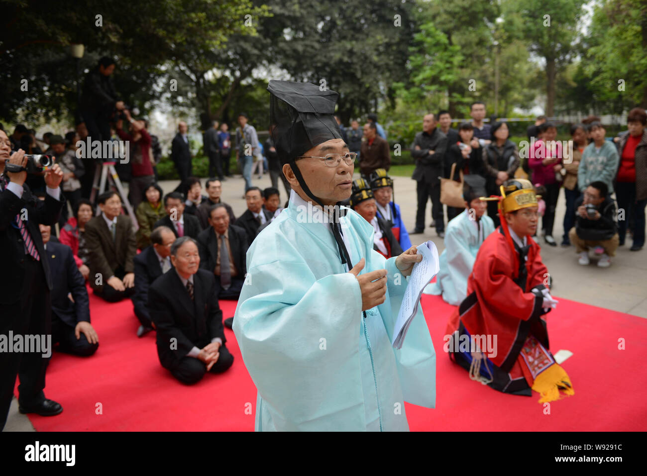 Chinese family worship ancestor hi-res stock photography and images - Alamy