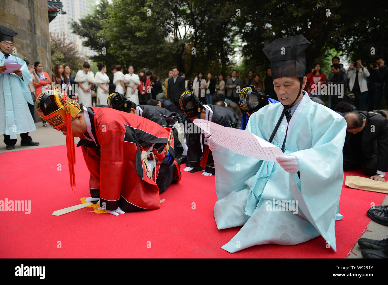 Ming family members from Chinas Hubei province and Korea take part in ...