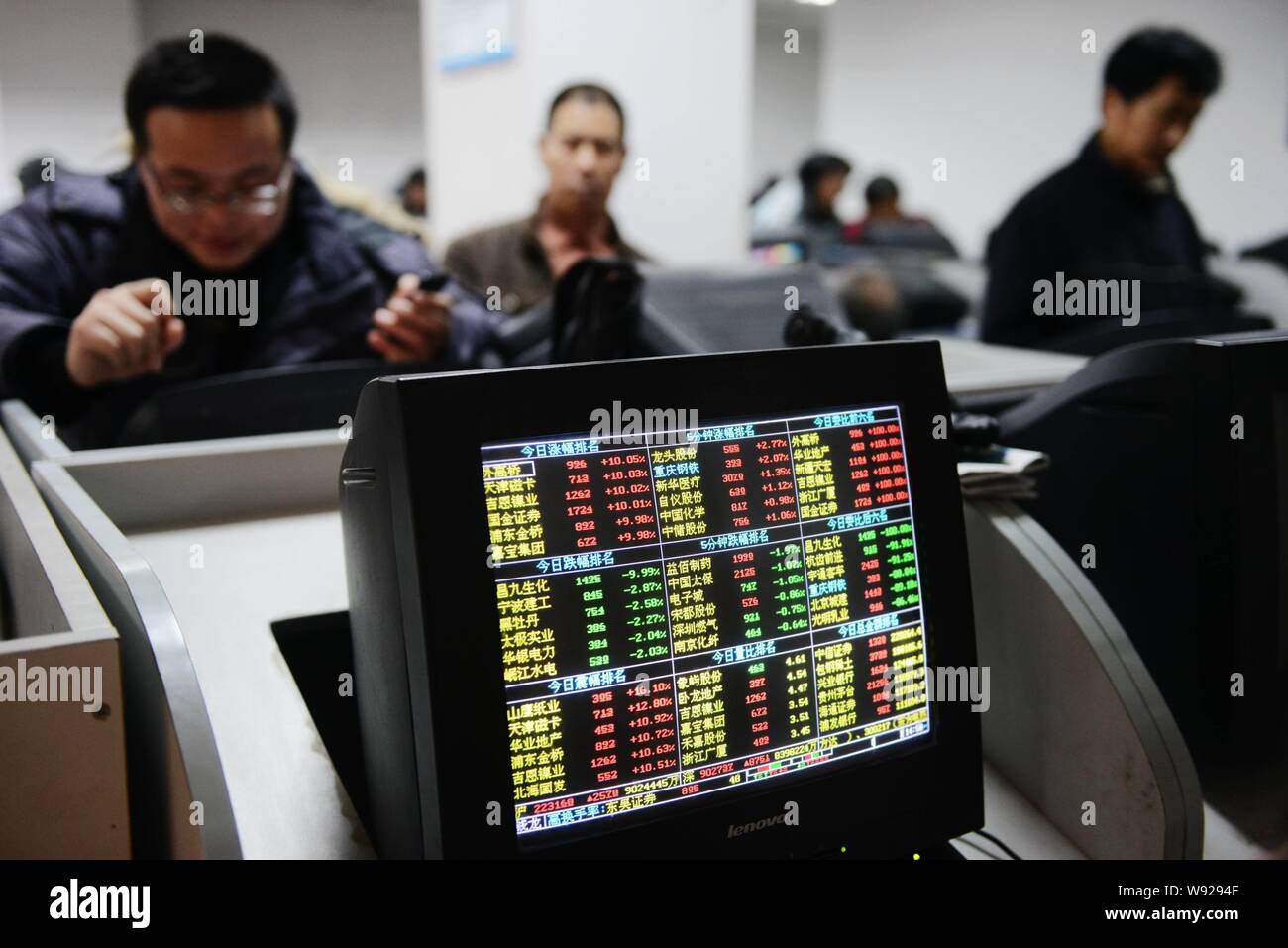 Chinese investors computers hi-res stock photography and images - Alamy