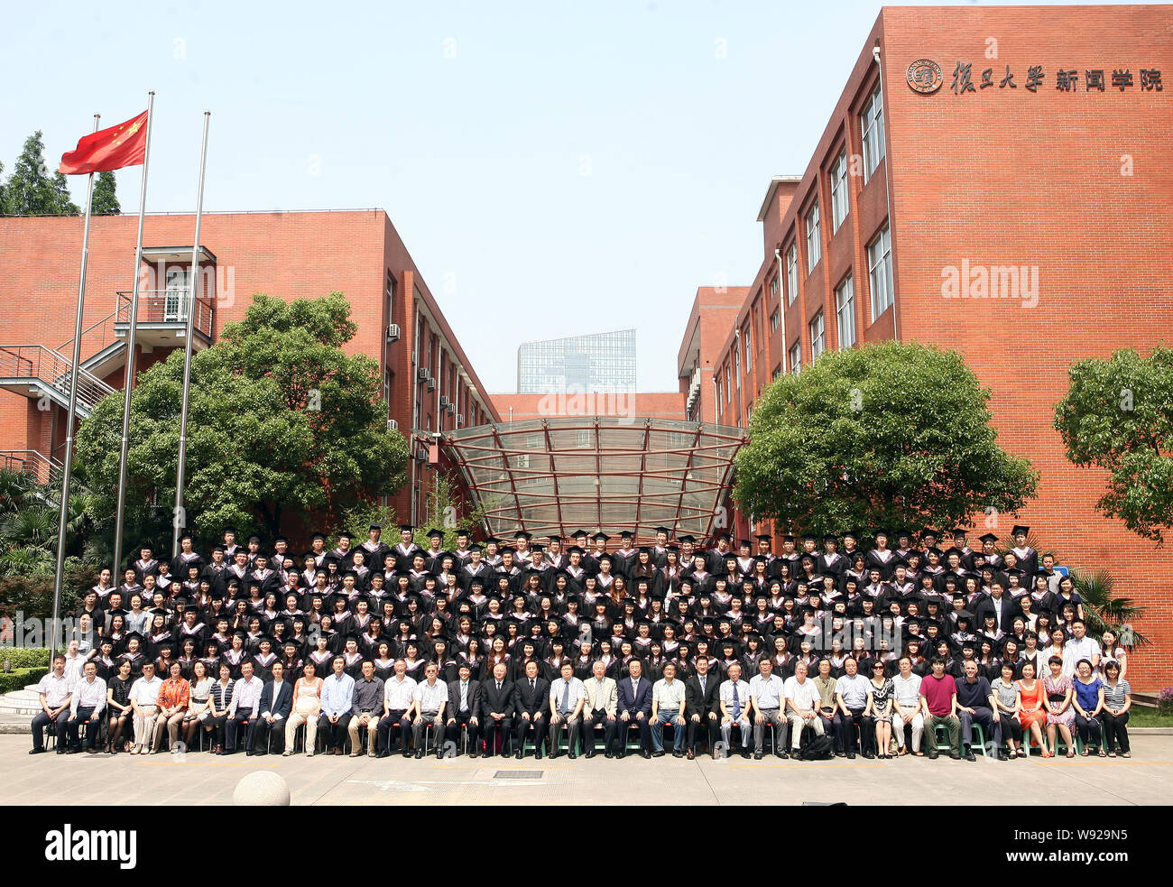 Graduates after graduation ceremony university hi-res stock photography ...