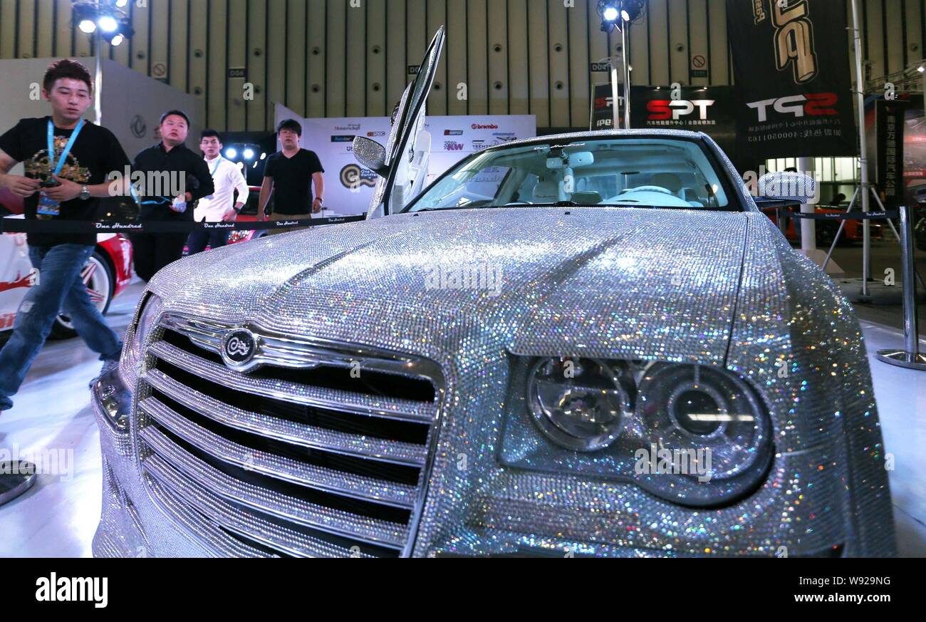 Chrysler 300c hi-res stock photography and images - Alamy