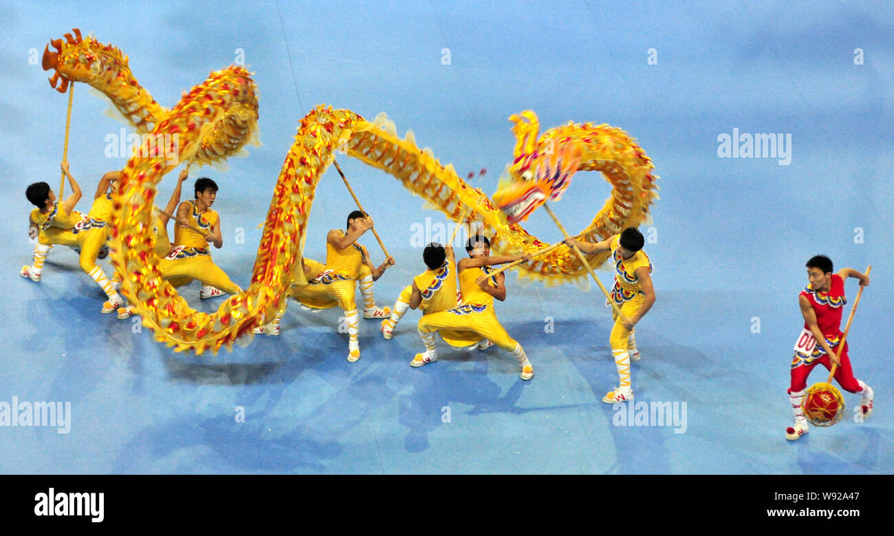 Loong and lion dance hi-res stock photography and images - Alamy