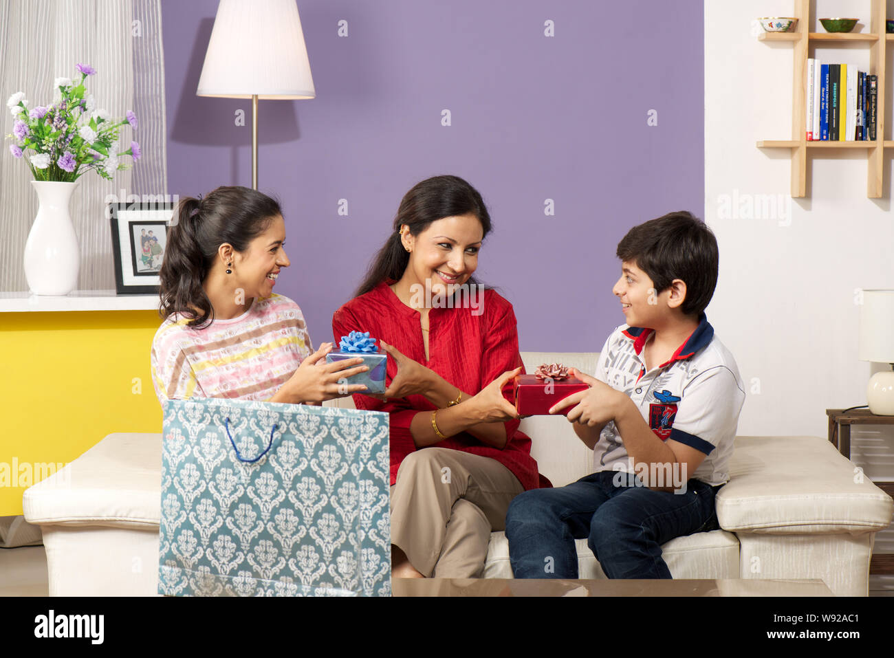 Children giving gifts hi-res stock photography and images - Alamy