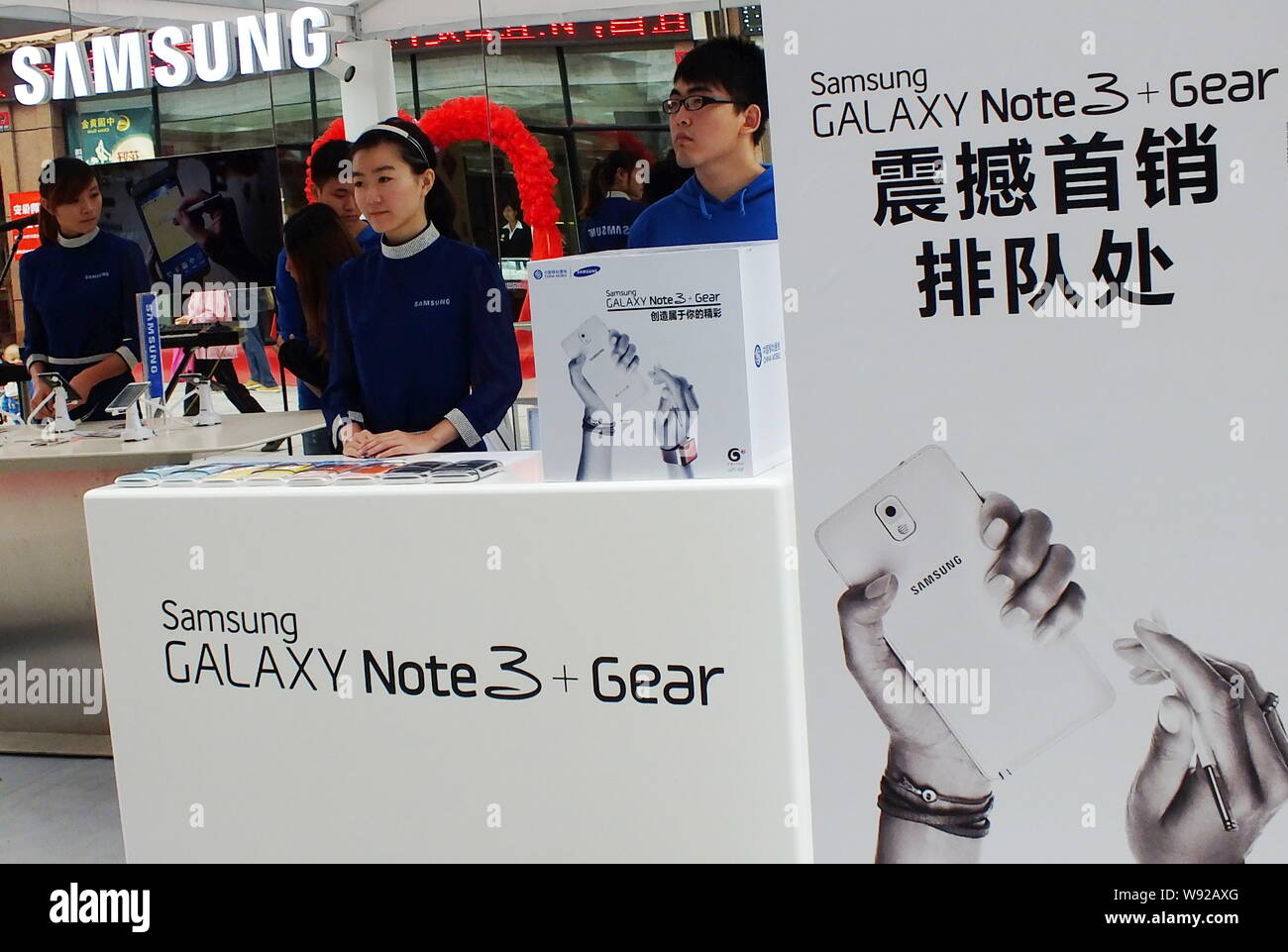 Samsung employees hi-res stock photography and images - Alamy