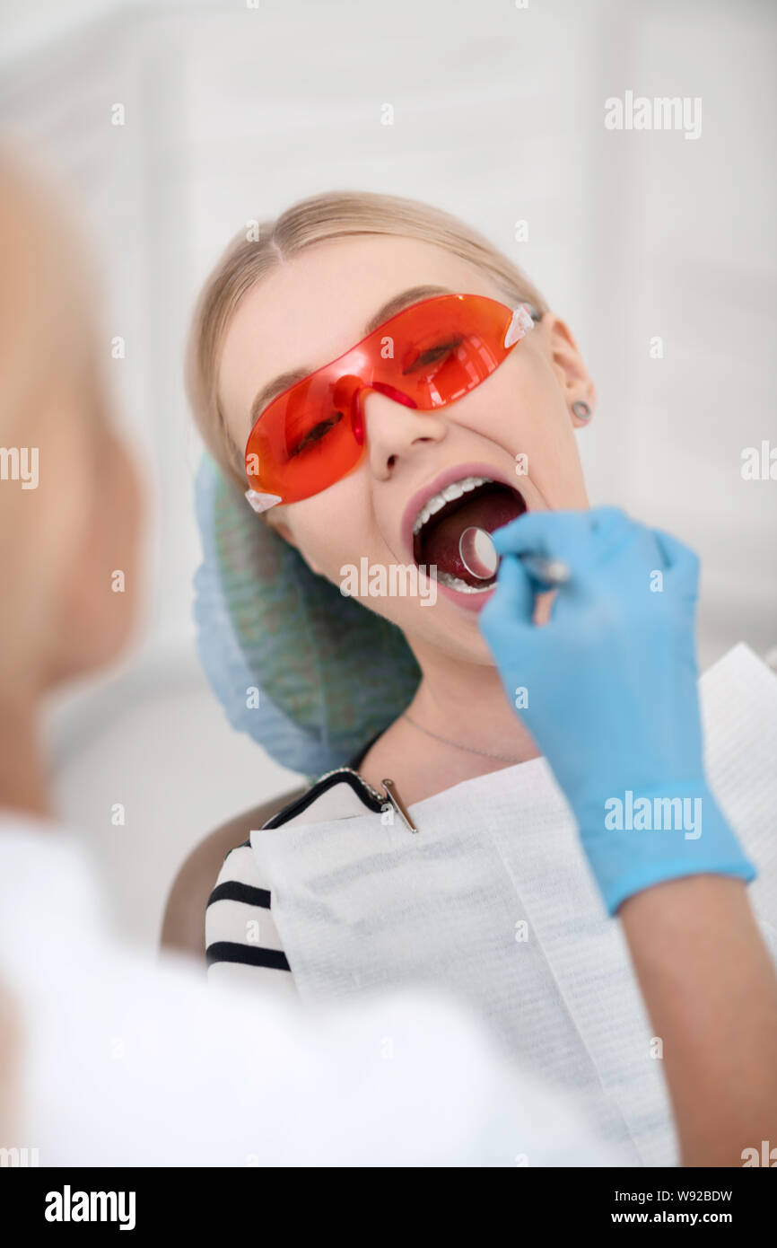 Dentist using dental mirror examining her patient Stock Photo - Alamy Dentist using dental mirror examining her patient Stock Photo - Alamy