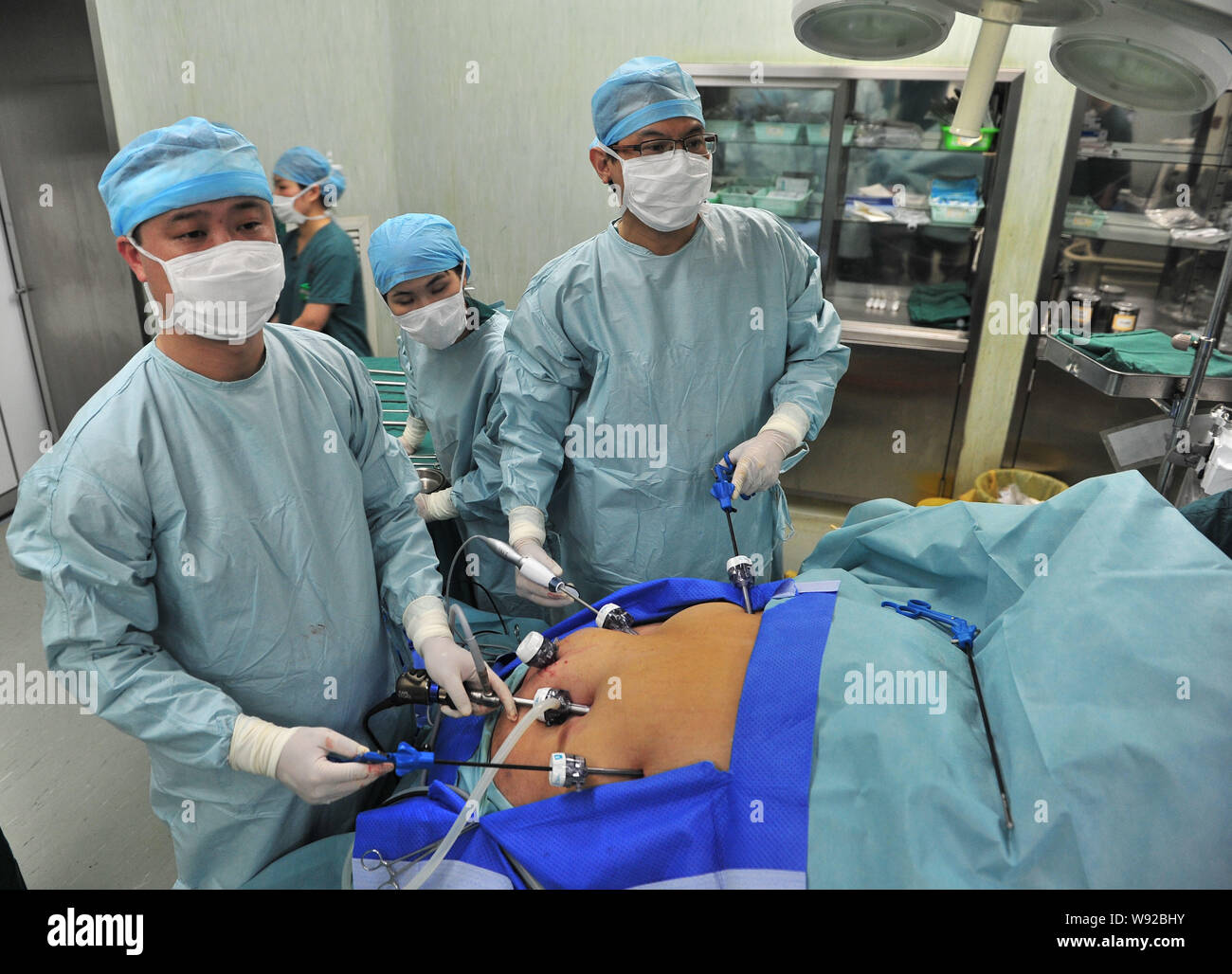 Chinese doctors operate on Wen Bishan, the fattest man in Guangxi ...