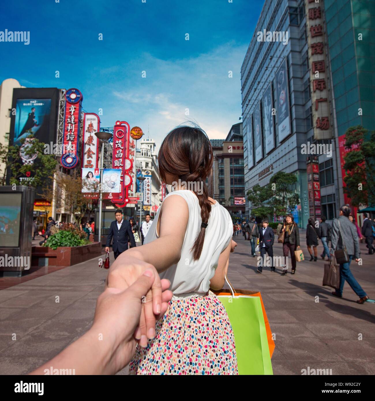 Chinese girls in shanghai street hi-res stock photography and images ...