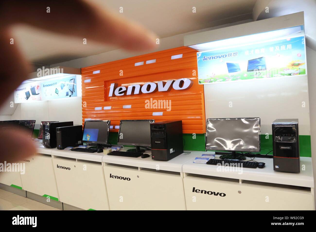 Desktop computers hi-res stock photography and images - Alamy