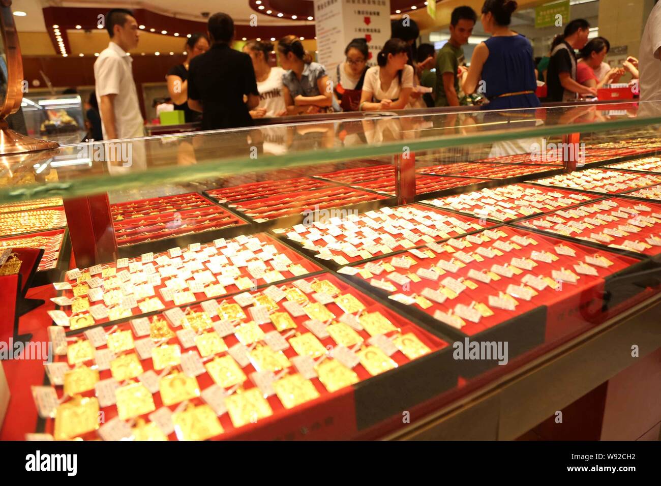--FILE--Chinese customers buy gold ornaments at a gold shop in Xuchang ...