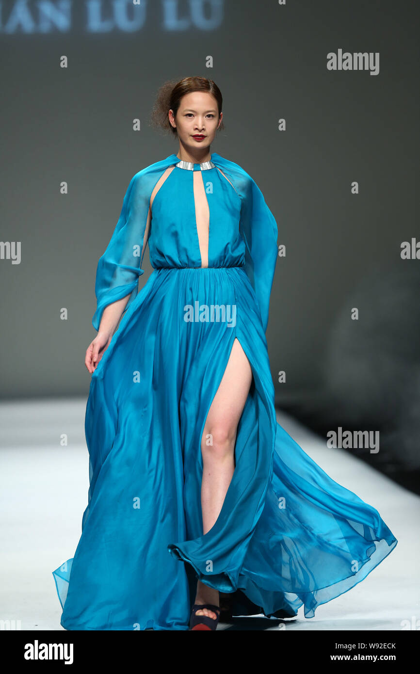 A model displays a new creation in Chinese designer Han LuLus fashion ...