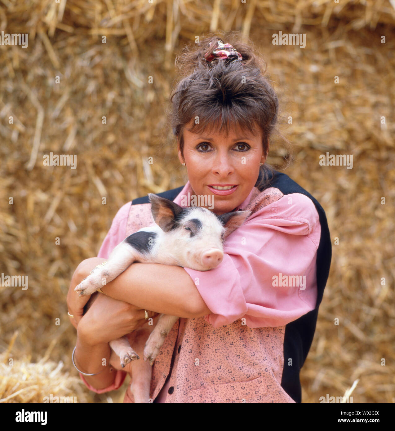 Die deusch-britische Schlagersängerin Ireen Sheer auf Ihrem Bauernhof ...