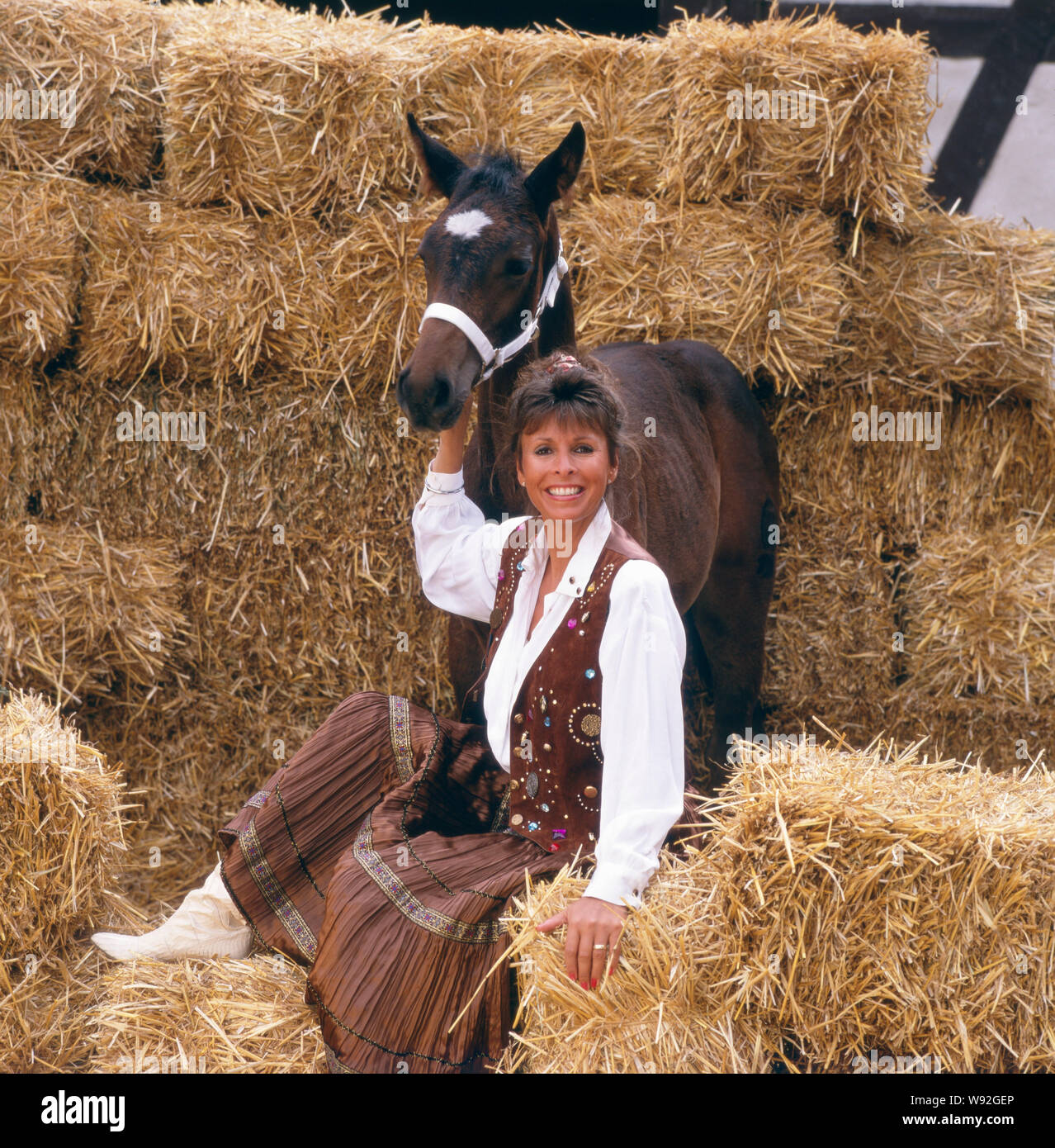 Die deusch-britische Schlagersängerin Ireen Sheer auf Ihrem Bauernhof ...