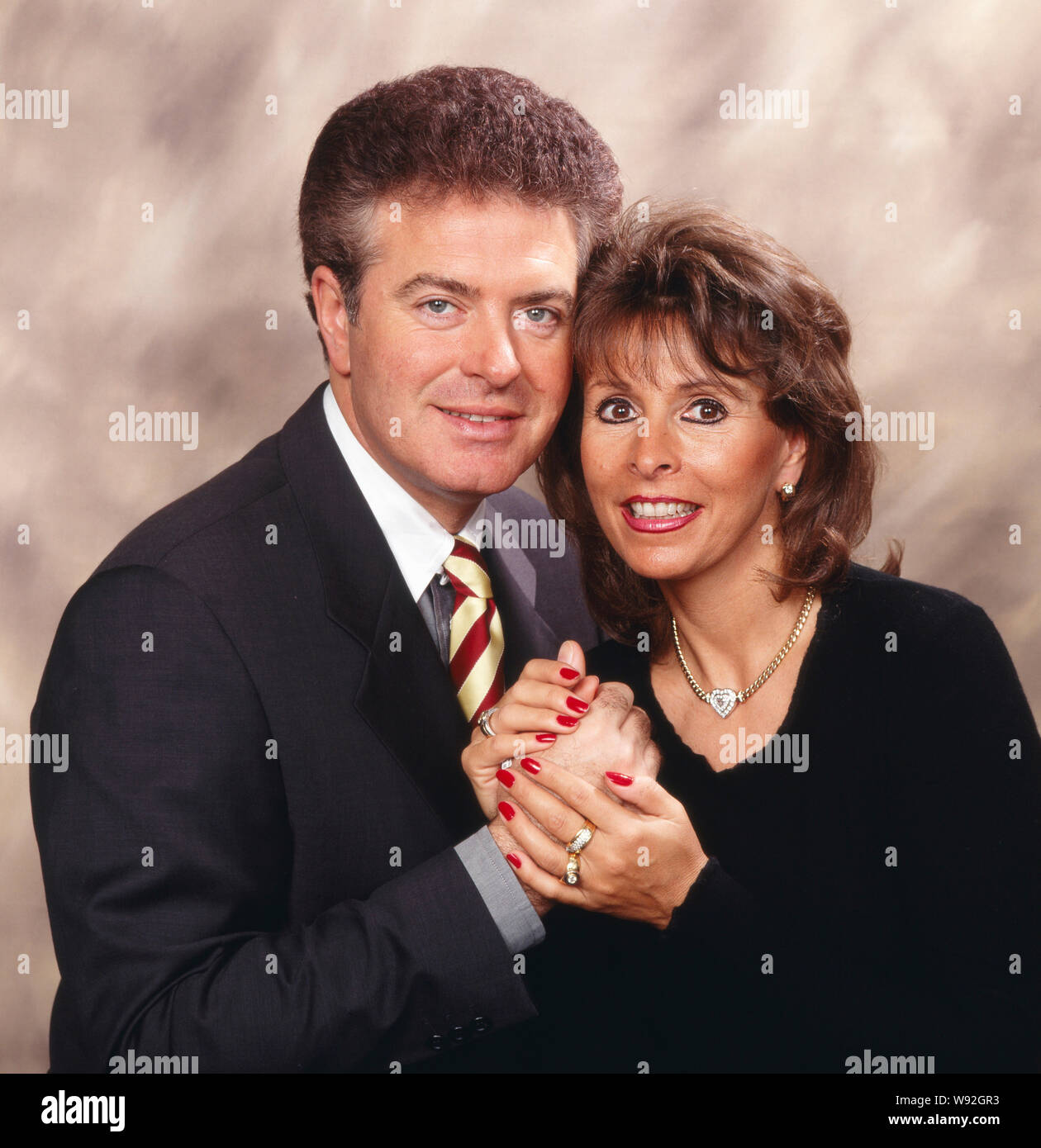 Die deusch-britische Schlagersängerin Ireen Sheer posiert mit ihrem ...