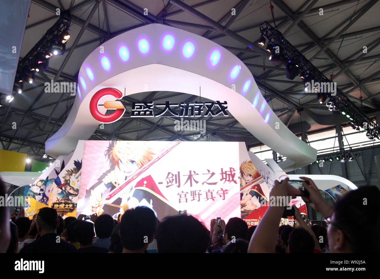 --FILE--Visitors crowd the stand of Shanda Games during the 11th China ...