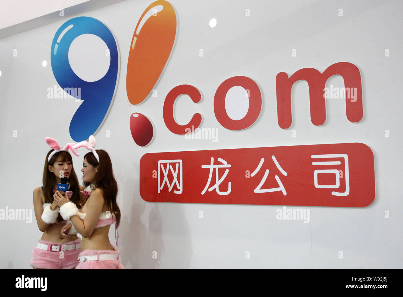 --FILE--Chinese showgirls pose at the stand of 91.com of NetDragon ...