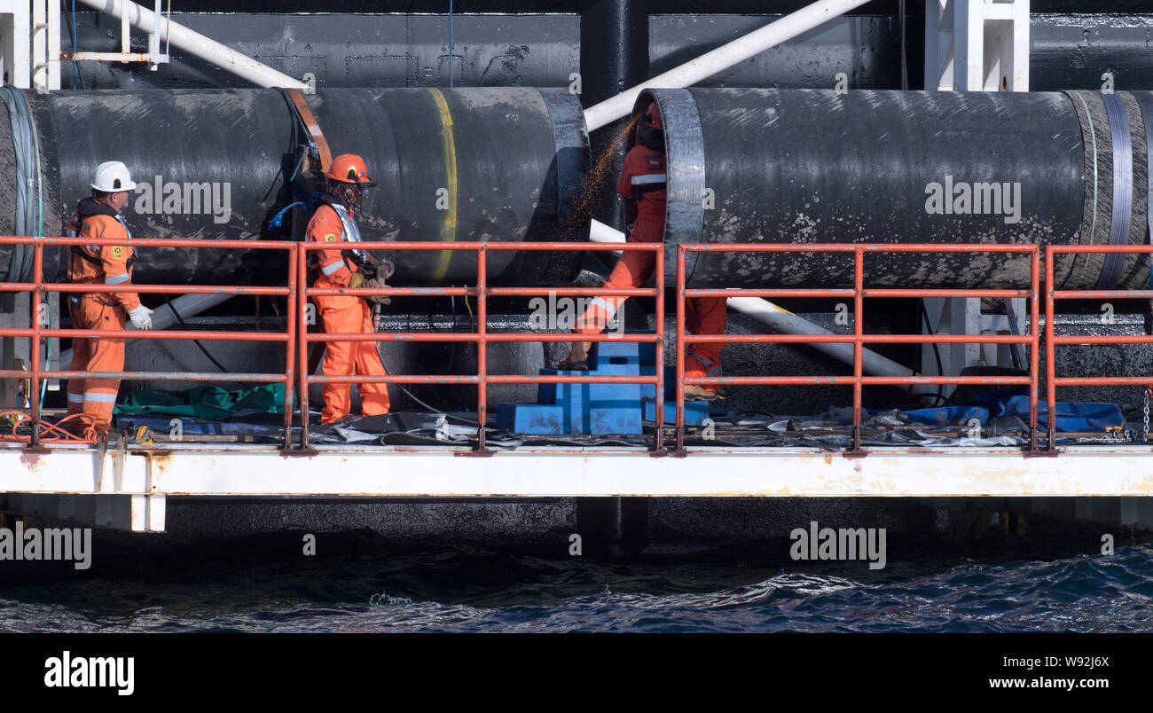 Sassnitz, Germany. 12th Aug, 2019. On a platform at the pipeline laying ...