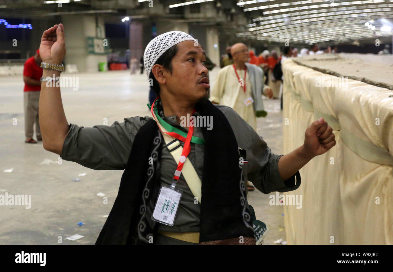 Mecca, Mecca, Saudi Arabia. 12th Aug, 2019. Muslim pilgrims throw ...