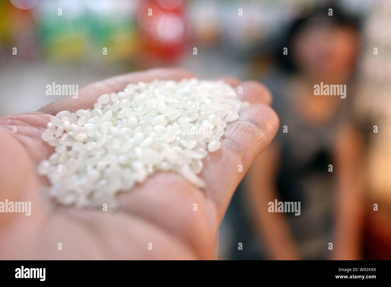 --FILE--A Chinese customer buys rice at a supermarket in Shanghai ...
