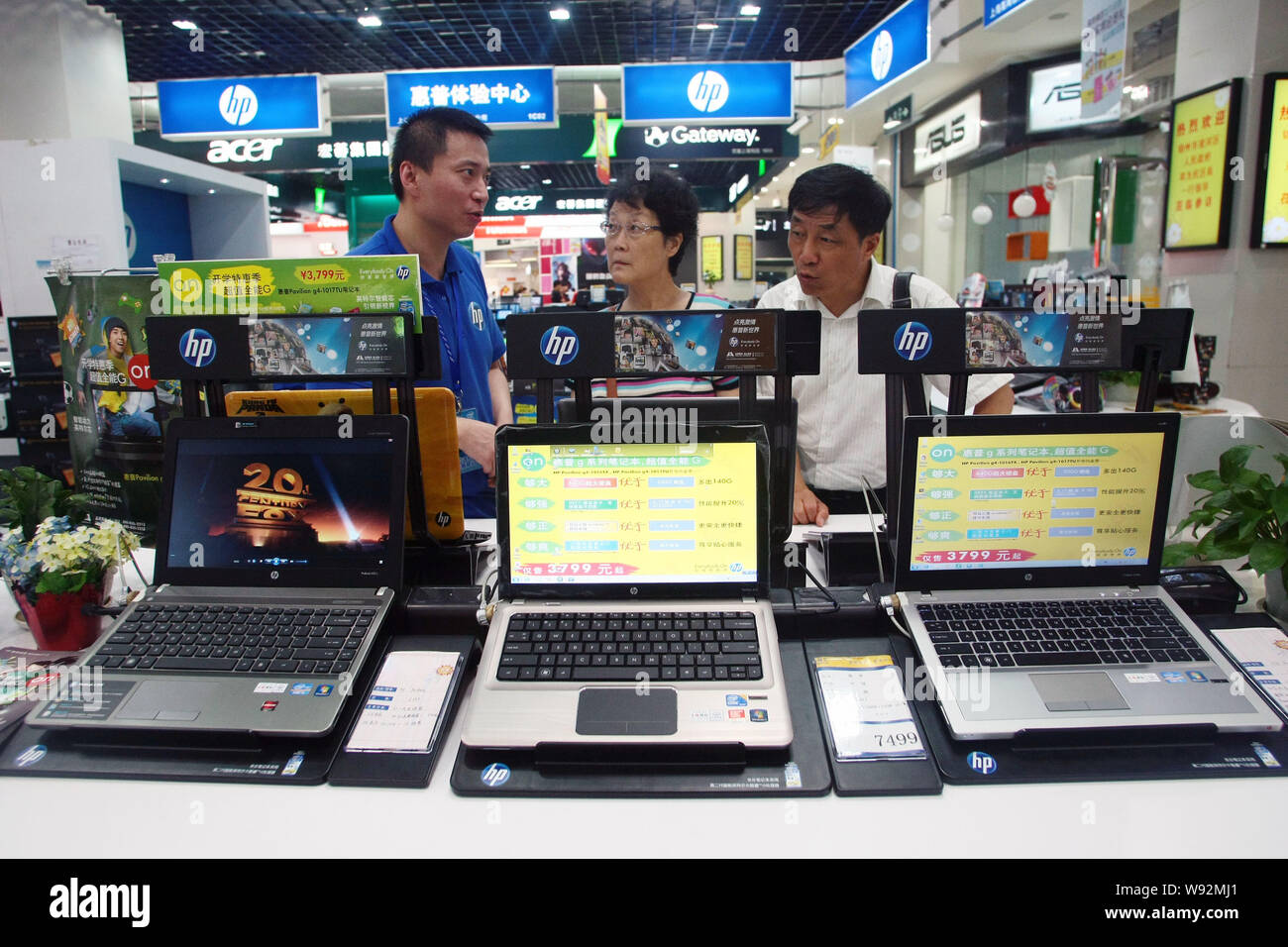 Hp computer sales hi-res stock photography and images - Alamy