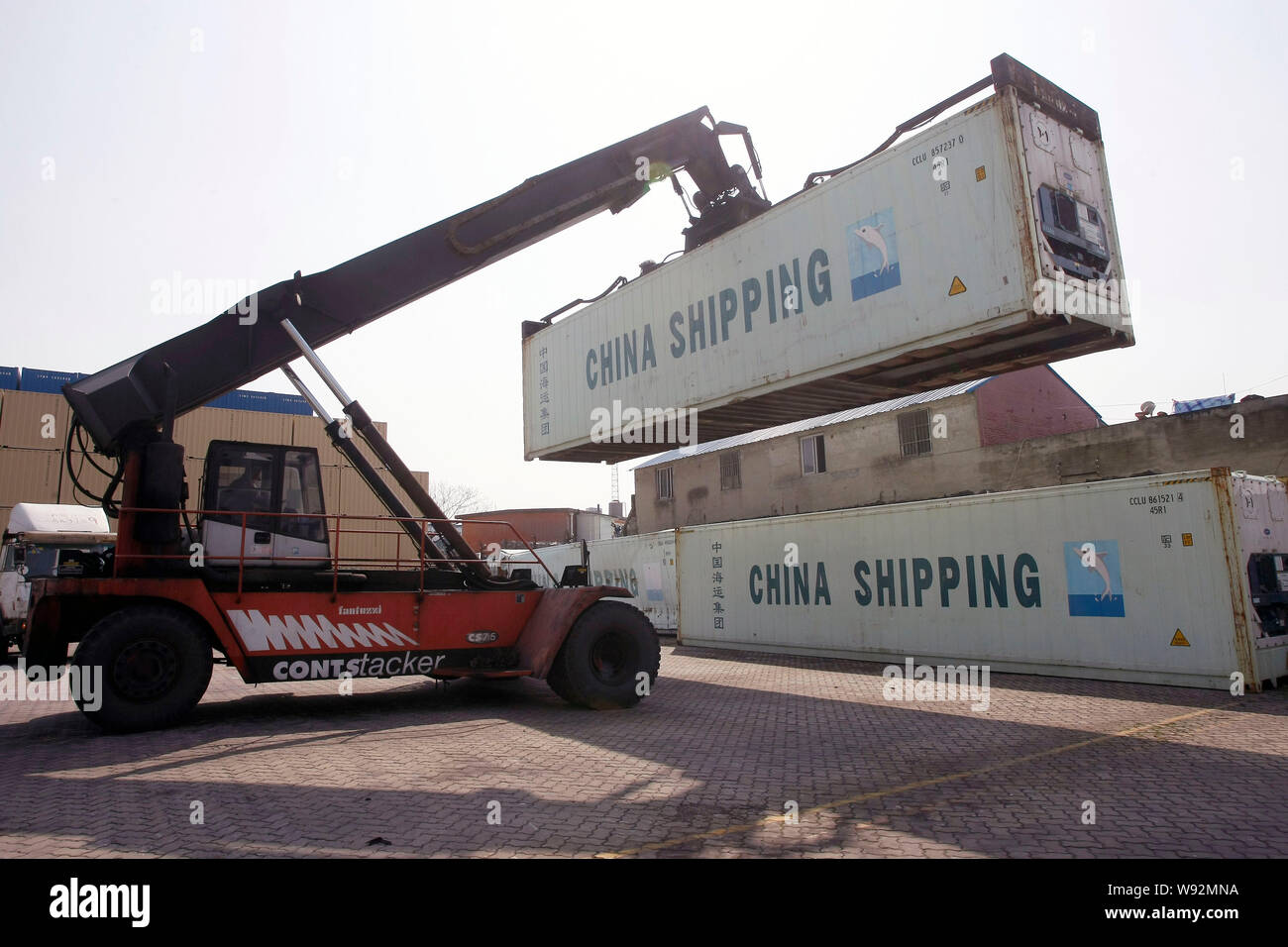 China shipping container lines hi-res stock photography and images - Alamy