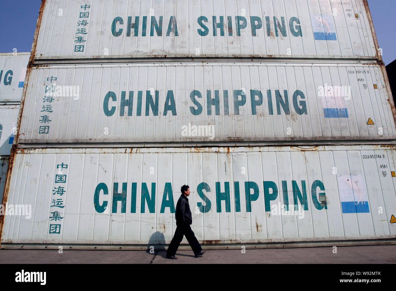 China shipping container lines hi-res stock photography and images - Alamy