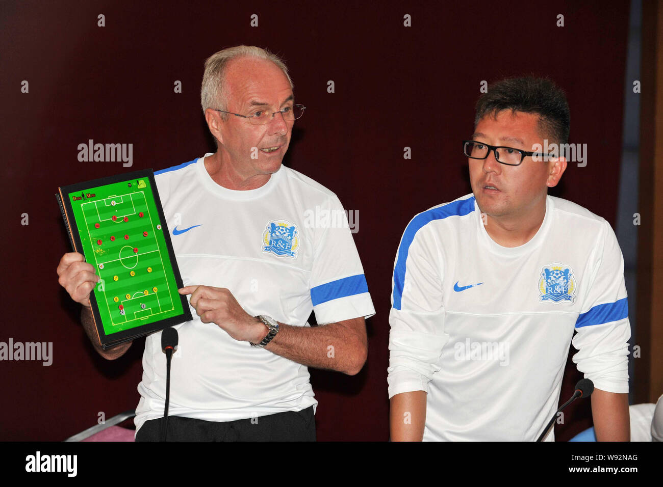 Swedish soccer coach Sven-Goran Eriksson, left, gives a lecture to ...