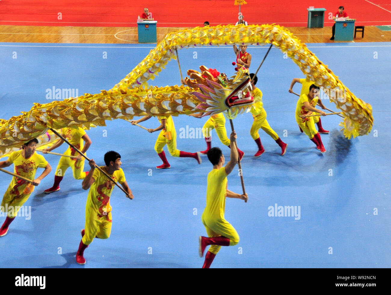 Loong dance hi-res stock photography and images - Alamy