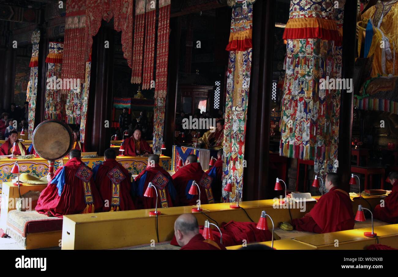 Lamas chant hi-res stock photography and images - Alamy