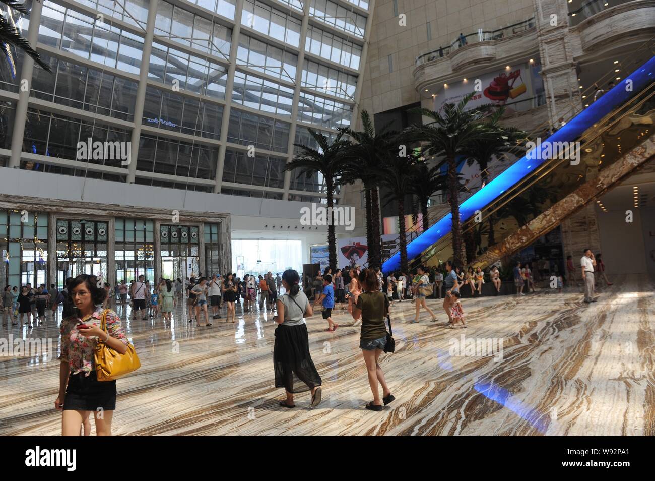 New century global centre chengdu hi-res stock photography and images ...