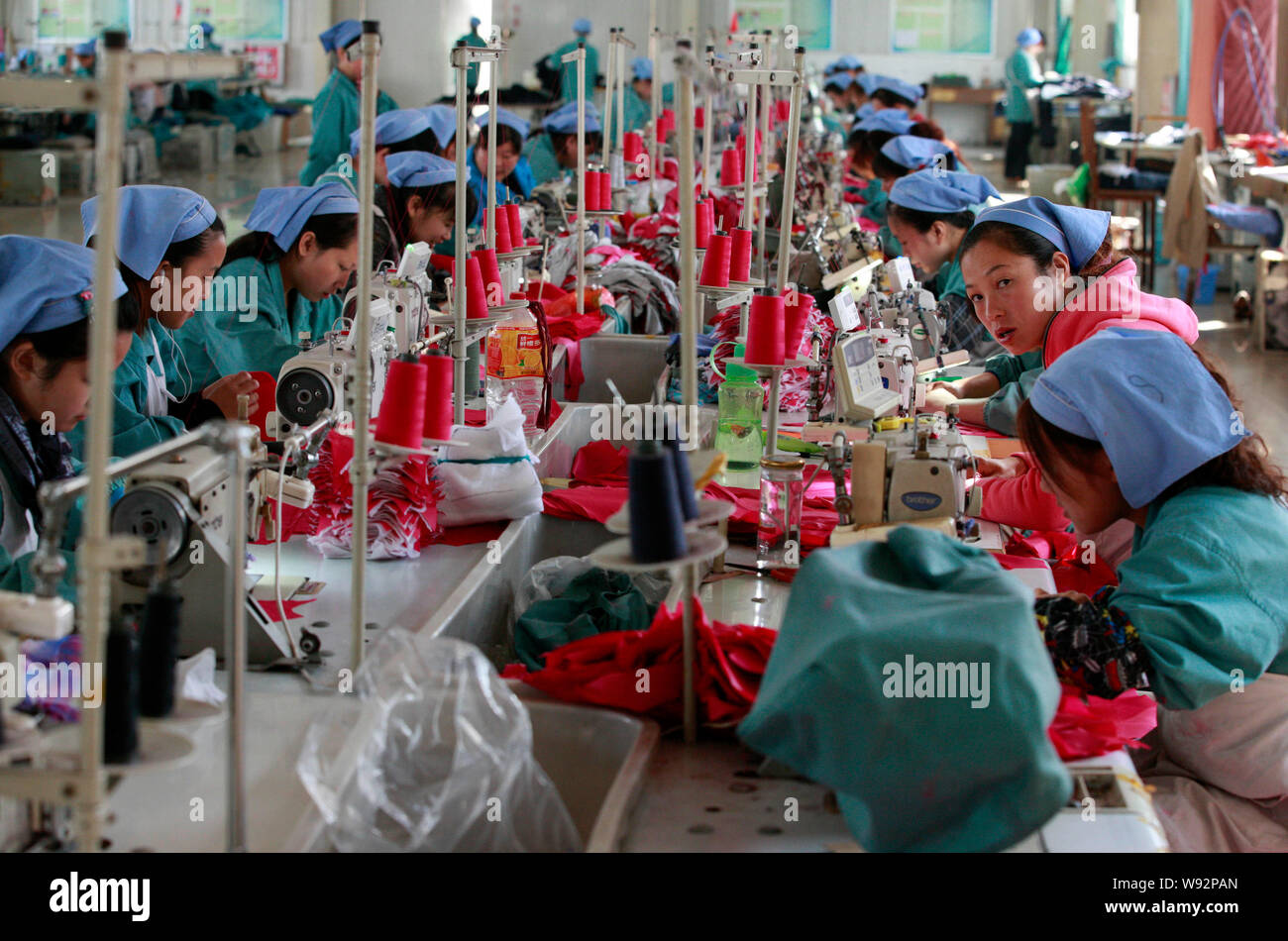 China chinese female factory workers hi-res stock photography and images - Alamy
