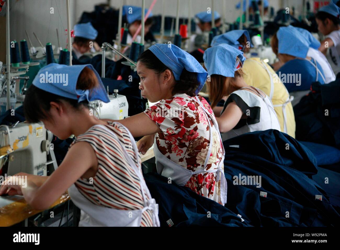 Asia workforce hi-res stock photography and images - Alamy