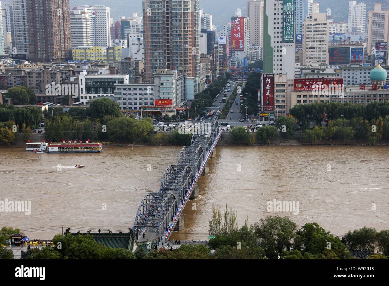 --FILE--View of Lanzhou city with clusters of buildings and Zhongshan ...