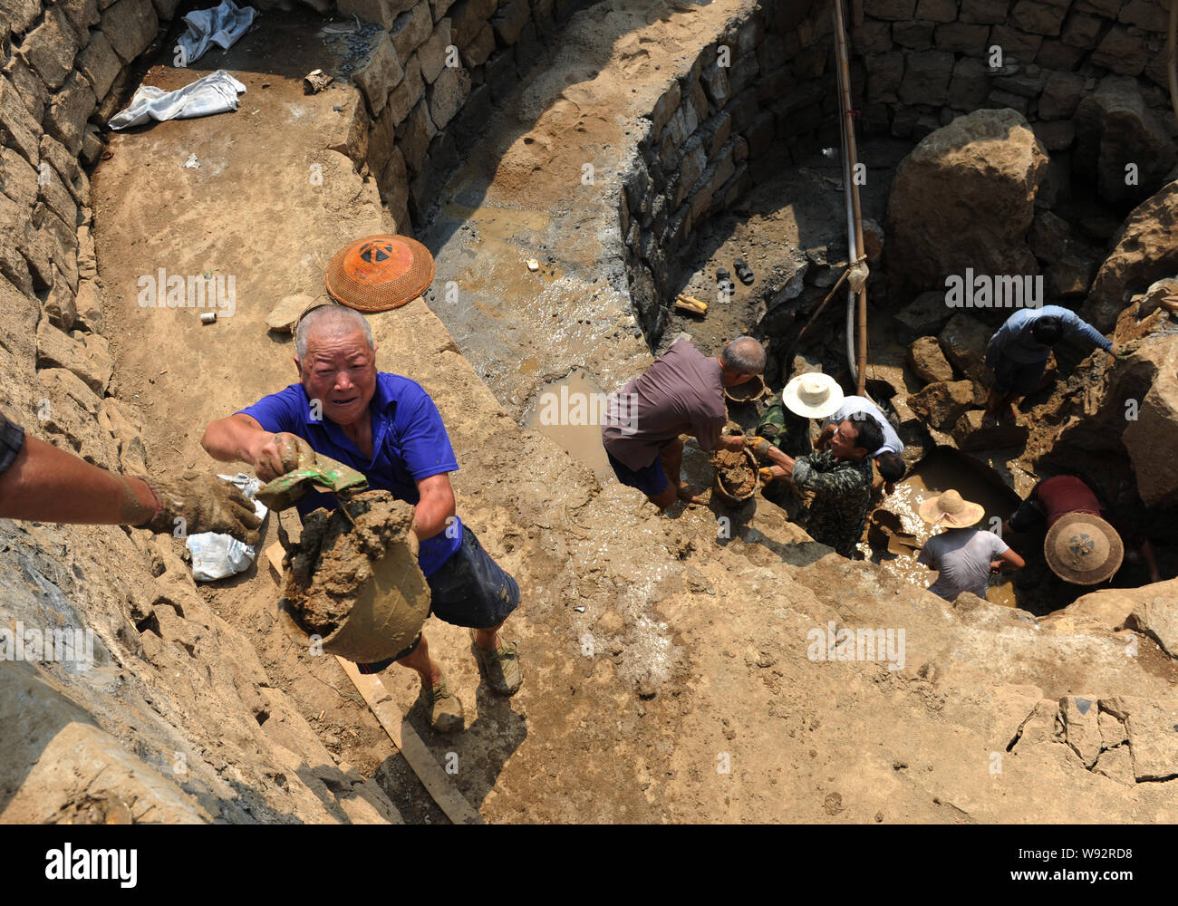 Dig a well hi-res stock photography and images - Alamy