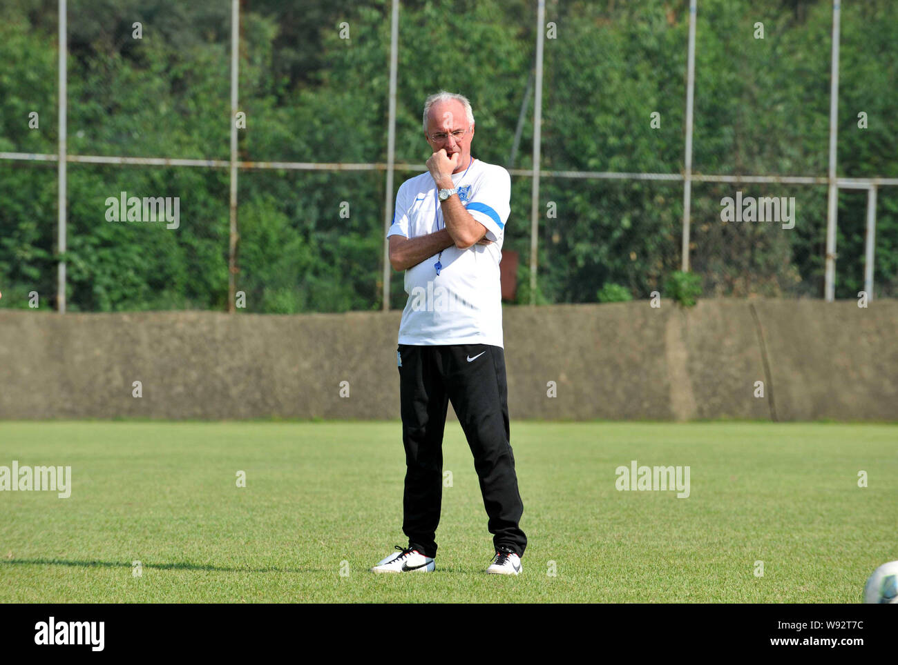 Swedish soccer coach Sven-Goran Eriksson looks at local Chinese ...