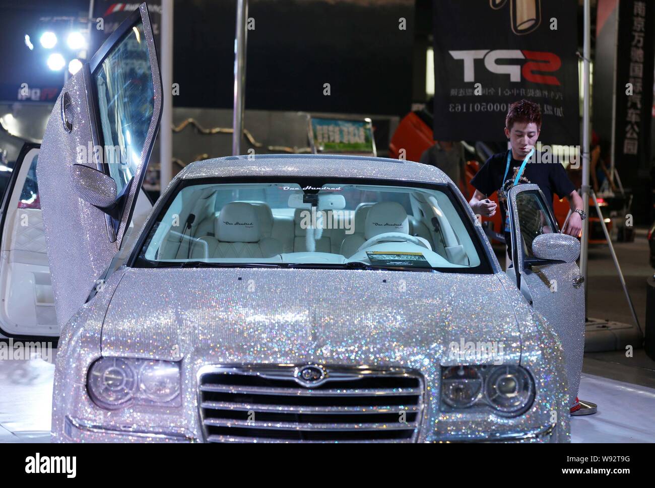 Chrysler 300c hi-res stock photography and images - Alamy