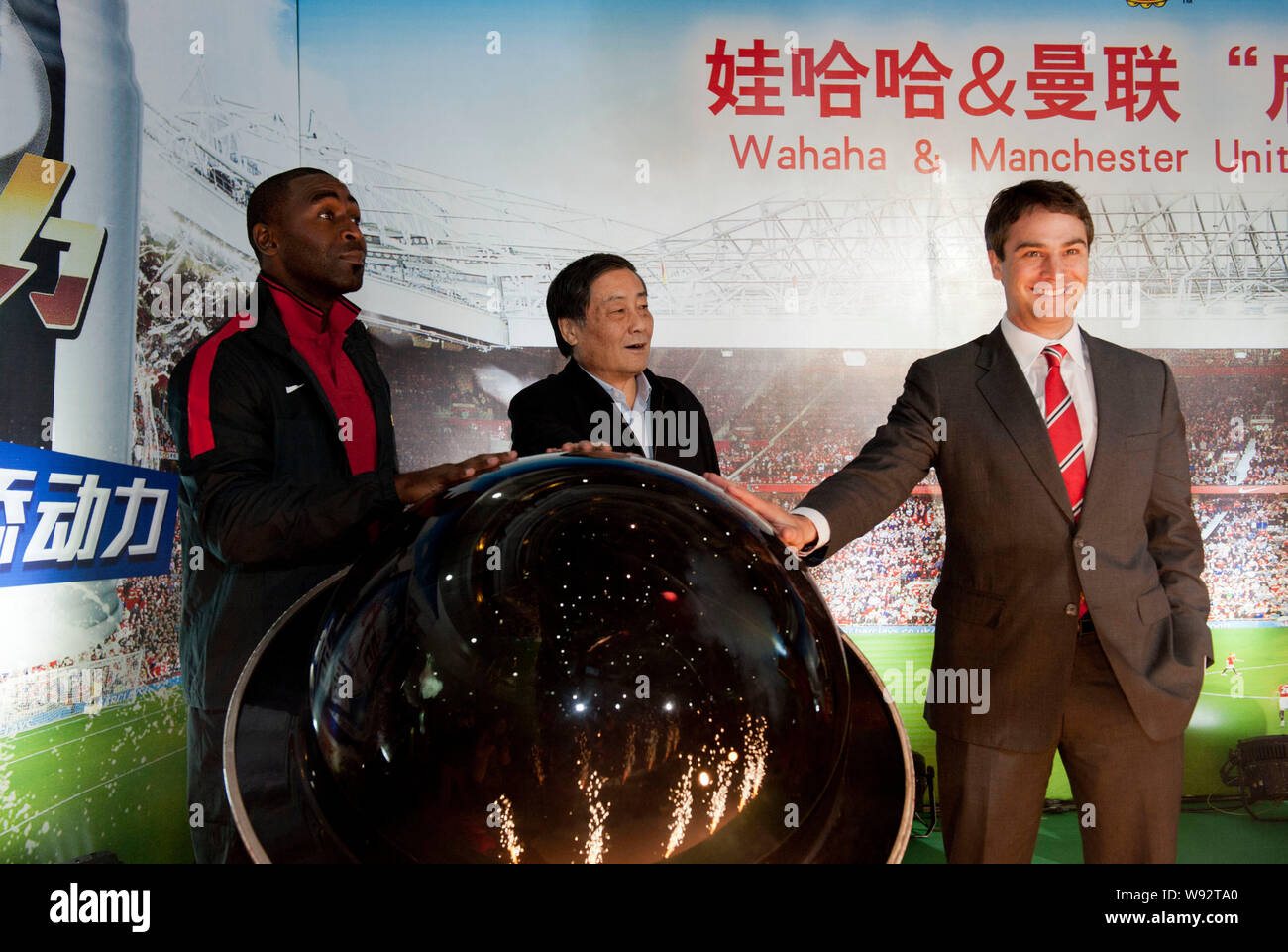 (From left) Former Manchester United star Andy Cole, Zong Qinghou ...