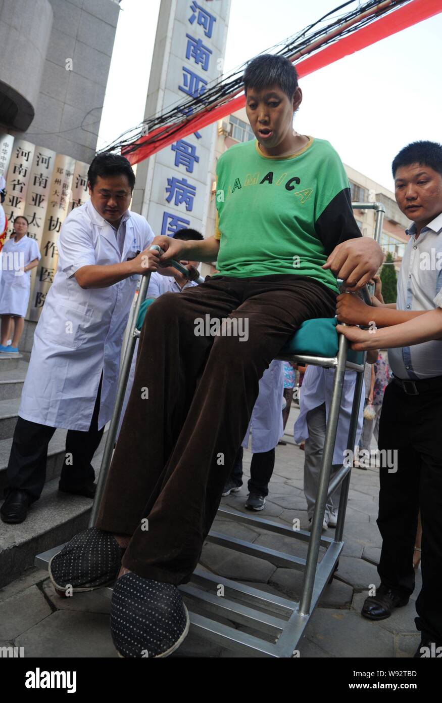 Wang Fengjun, the 2.55-metre Chinese man who is among the worlds ...