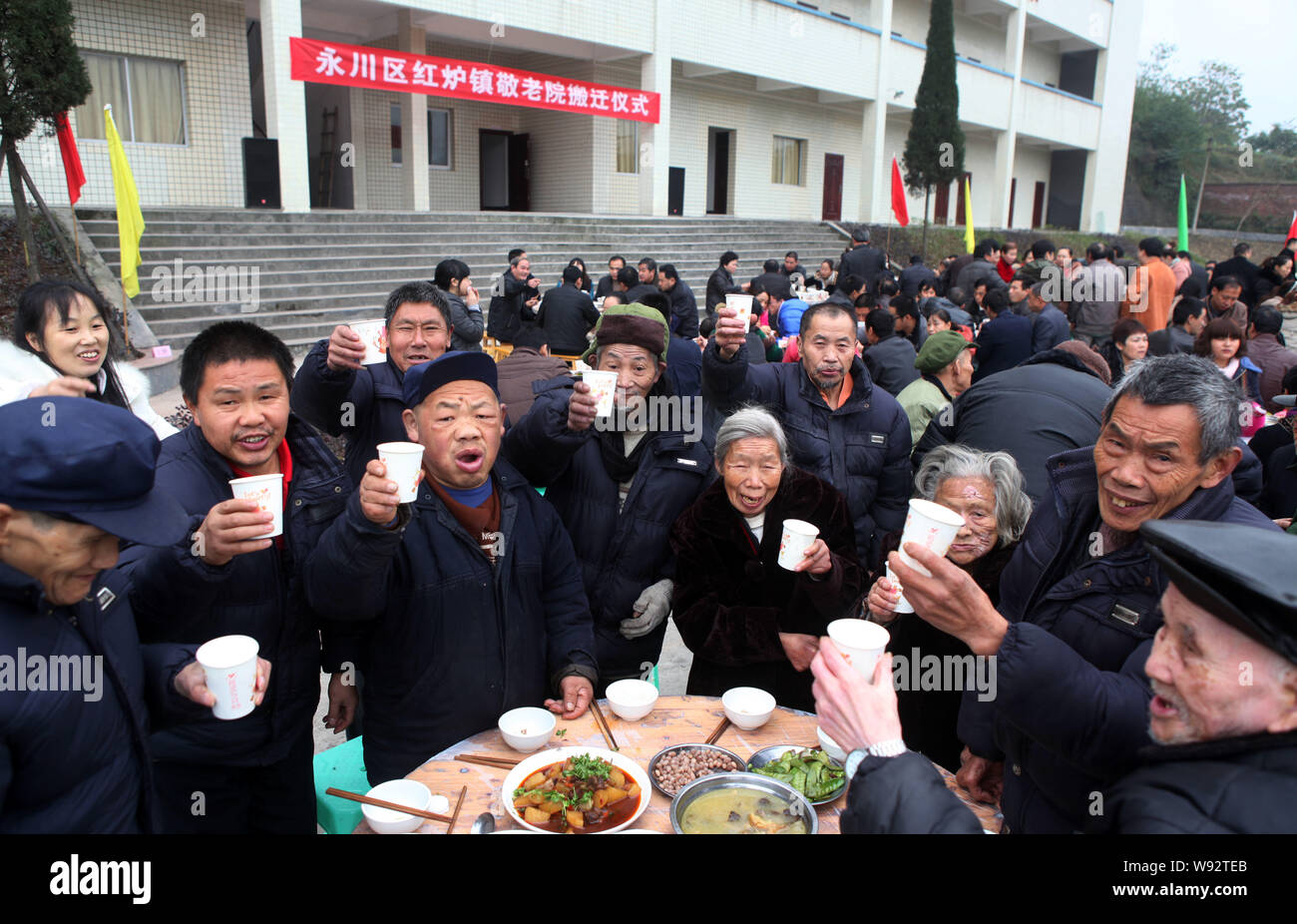 --FILE--Elderly Chinese people toast to celebrate moving into a new ...