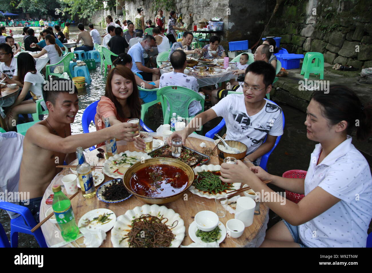 Chinese tables hi-res stock photography and images - Alamy