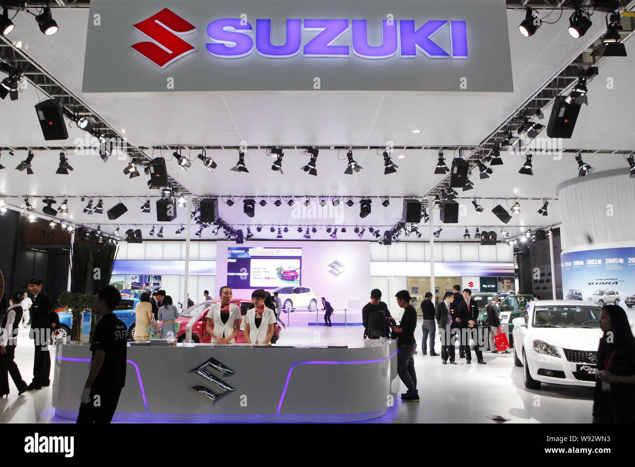 --FILE--Visitors look at Suzuki cars during the 10th China (Guangzhou ...
